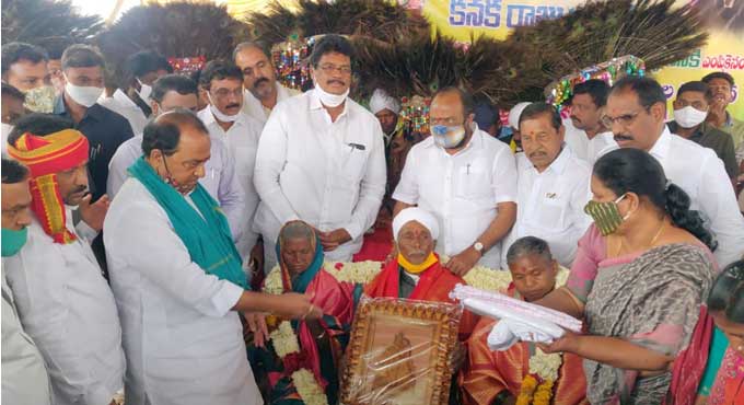 Gussadi dance exponent Kanaka Raju felicitated in Asifabad