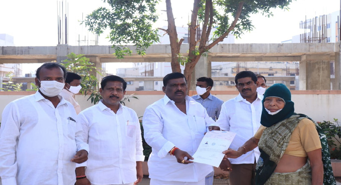 Patancheru MLA presents CMRF cheques to 35 people