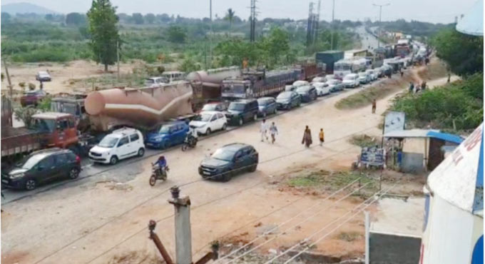 Vehicles line up at TS-AP border in Suryapet