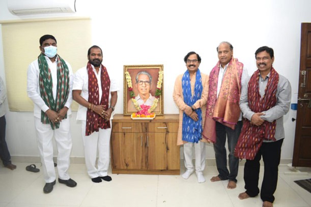 Hyderabad: Srinivas Goud pays tributes to Suddala Hanmanthu