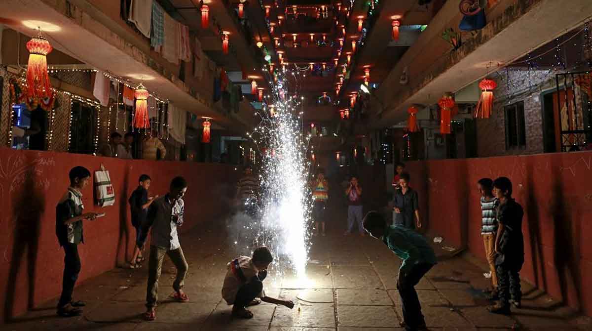 400-year-old method of making firecrackers with clay revived