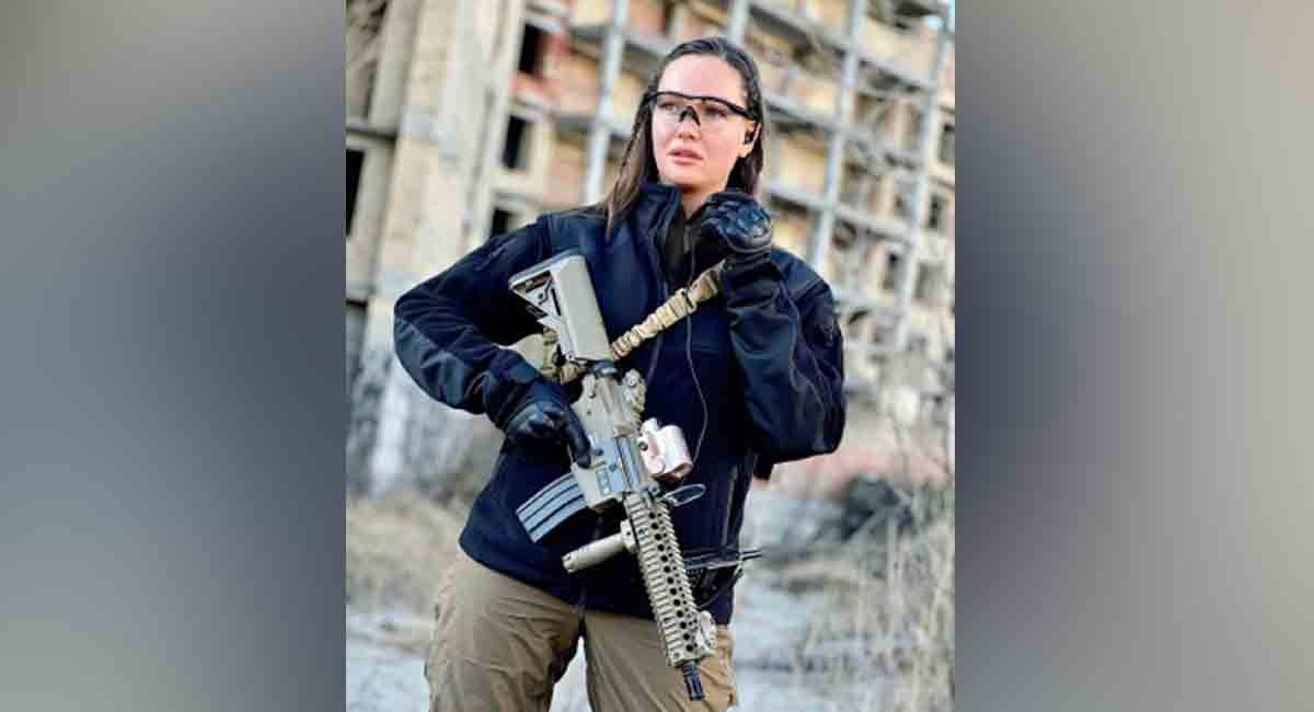 Former Miss Ukraine takes up arms to fight off Russian army